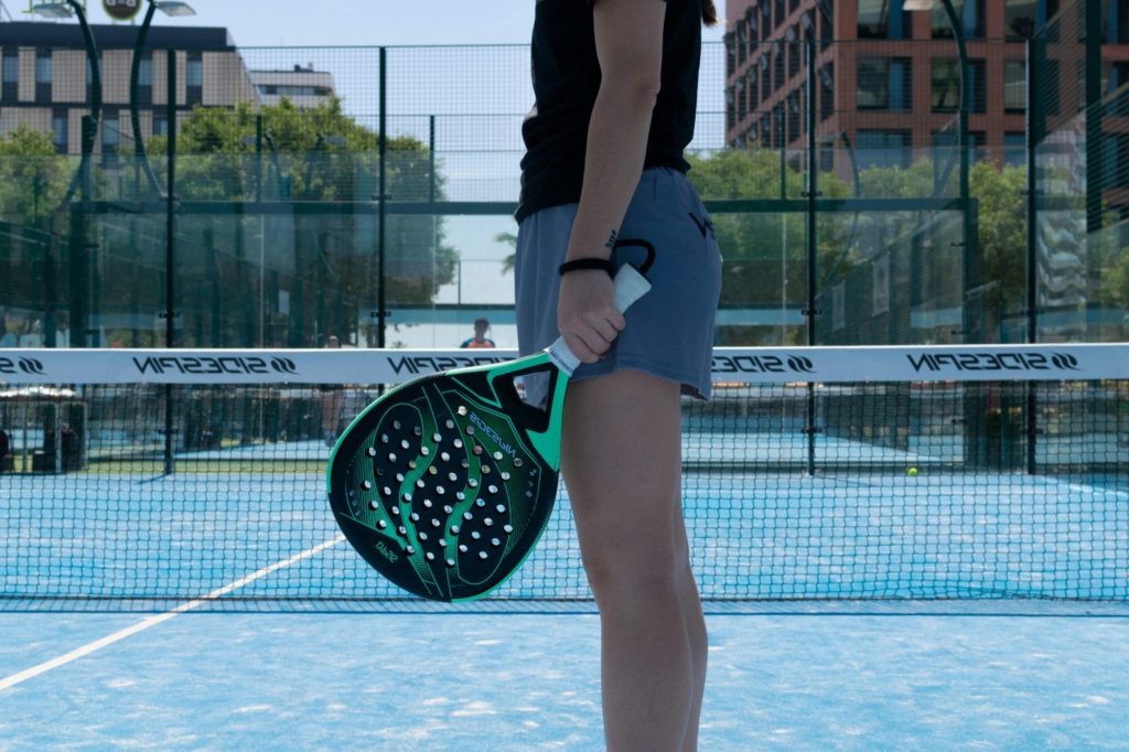 Qu'est-ce que le Padel ? Le guide complet pour découvrir ce sport en 2024